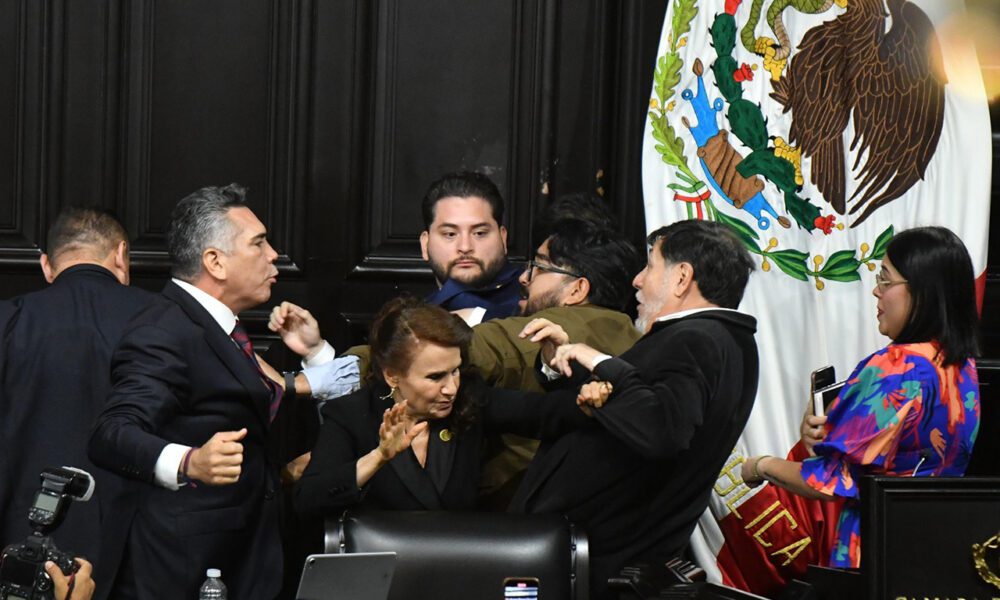 Alondra dirigió un emotivo "Ave María" en la boda de su hermano Mane de ...