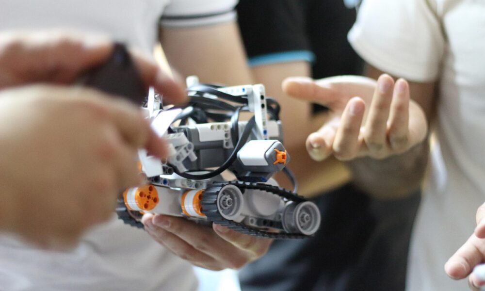 Alondra dirigió un emotivo "Ave María" en la boda de su hermano Mane de ...